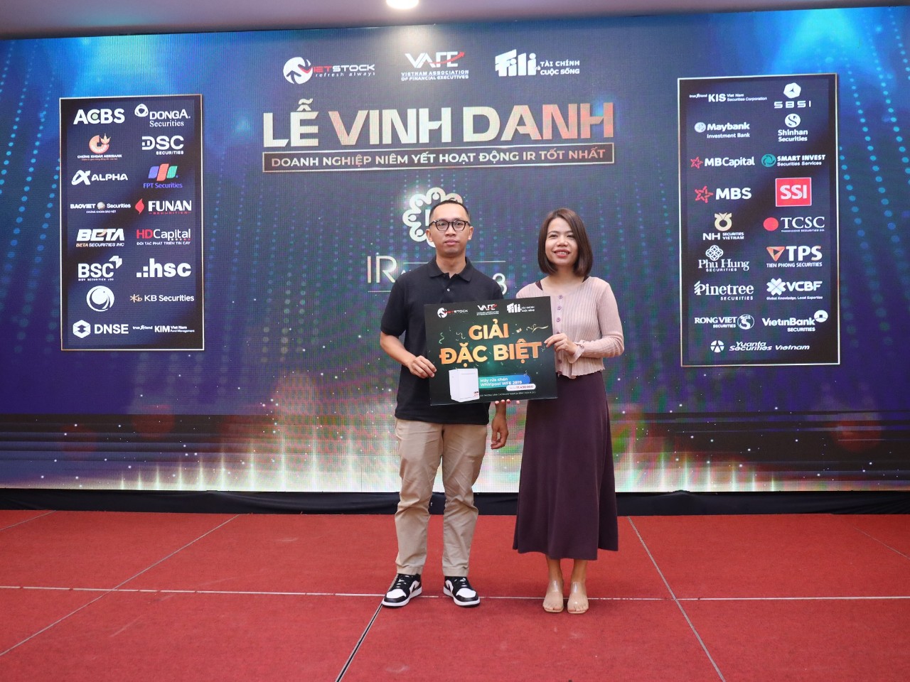Vinh danh doanh nghiệp niêm yết có hoạt động IR tốt nhất 2023 - DNTT online