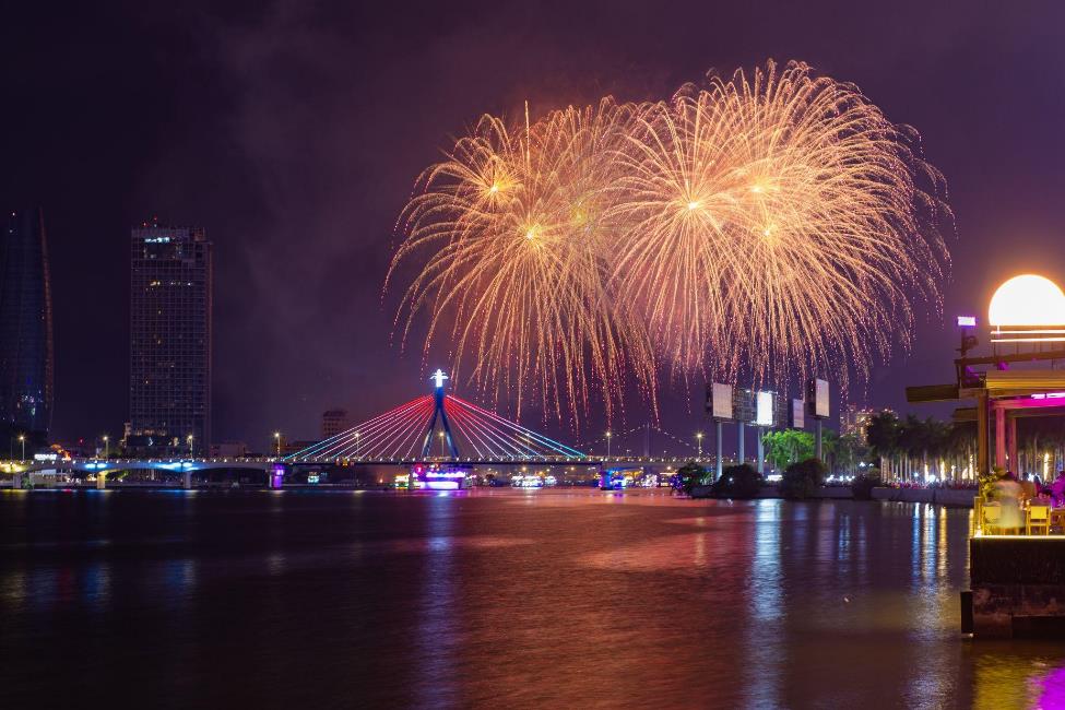 Đêm DIFF 2025 thứ hai: Tuyên ngôn pháo hoa của Z121 Vina Pyrotech Việt ...