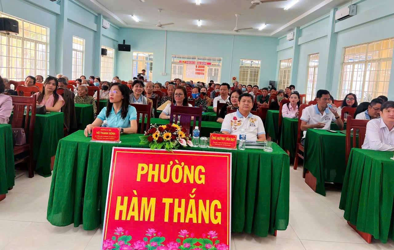 Sở Tư pháp TP. Hồ Chí Minh: Tặng quà học sinh và hộ dân bị ngập lụt tại ...